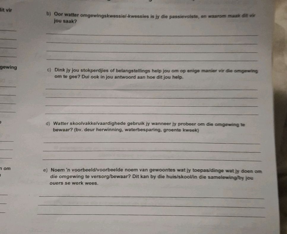 b) Oor watter omgewingskwessie/-kwessies is
