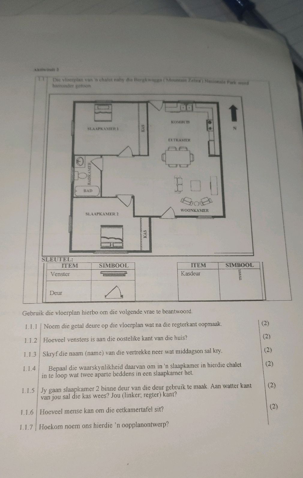 Gebruik die vloerplan hierbo om die volgende