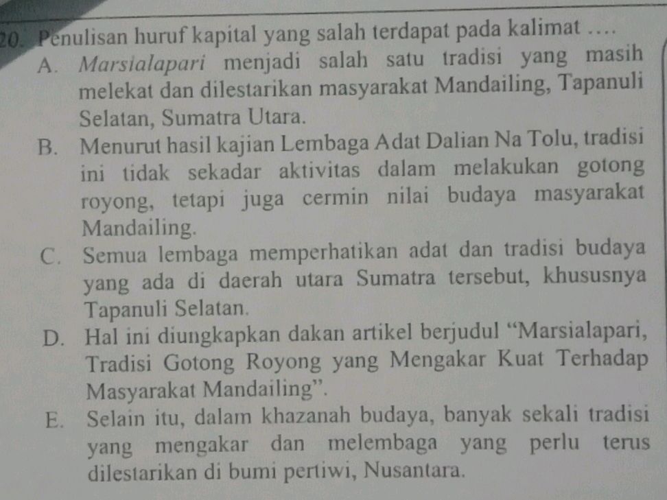 Penulisan huruf kapital yang salah terdapat