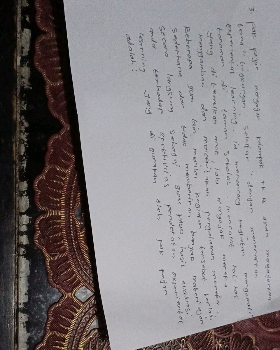 Pak Fajar mengajar kelompok TK B akan
