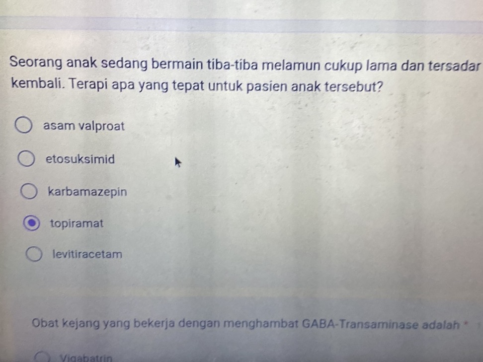 Seorang anak sedang bermain tiba-tiba