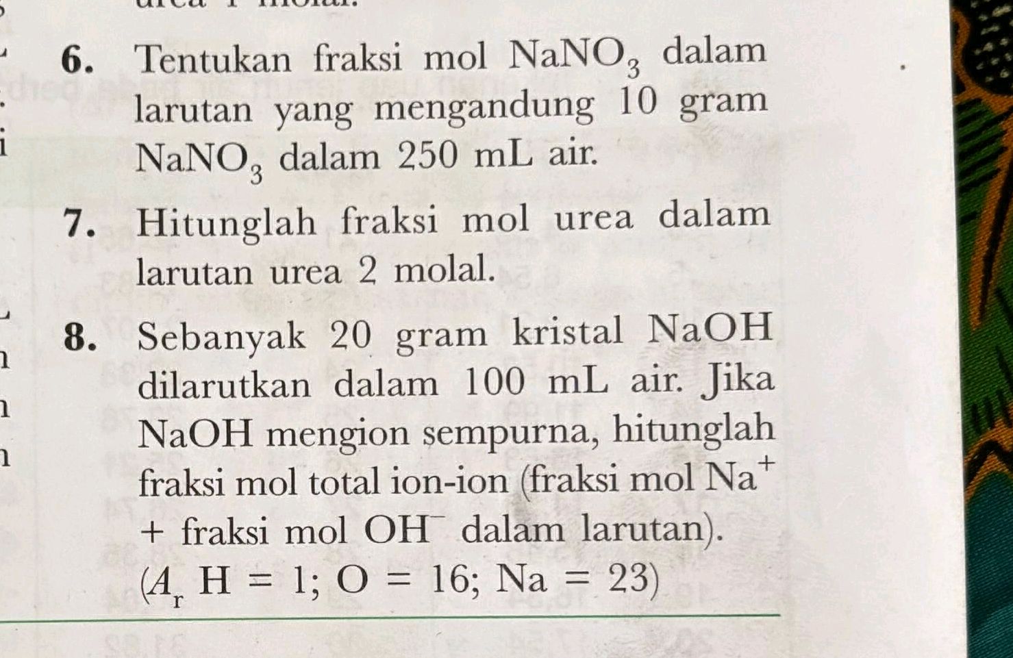 Tentukan fraksi mol NaNO3 dalam larutan yang
