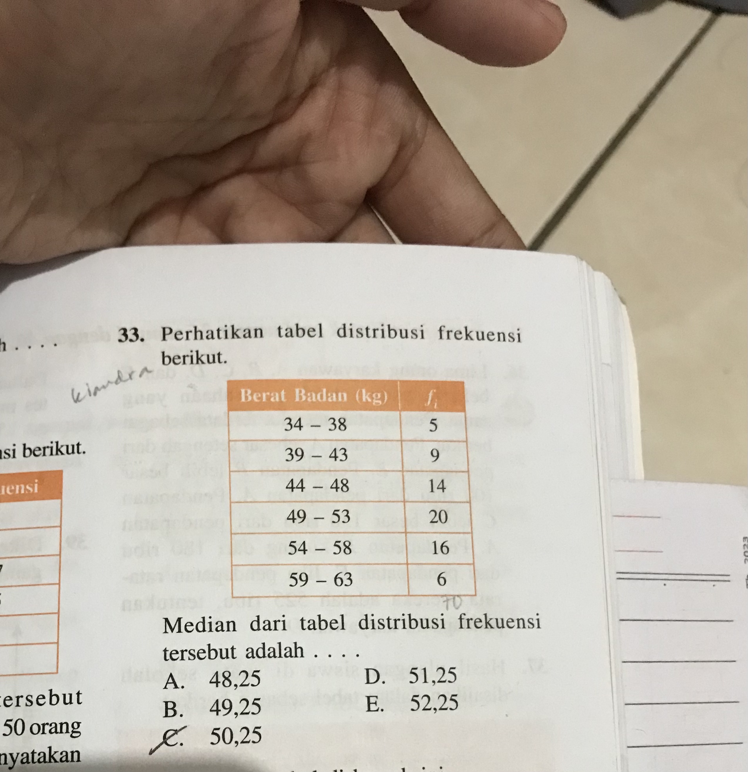 33 Perhatikan tabel distribusi frekuensi | StudyX