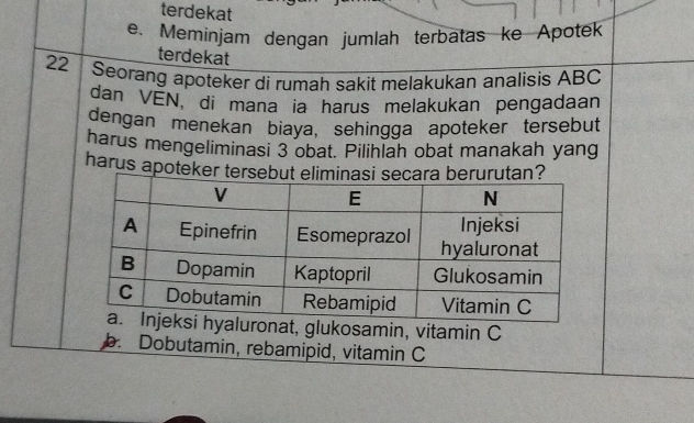 Seorang apoteker di rumah sakit melakukan