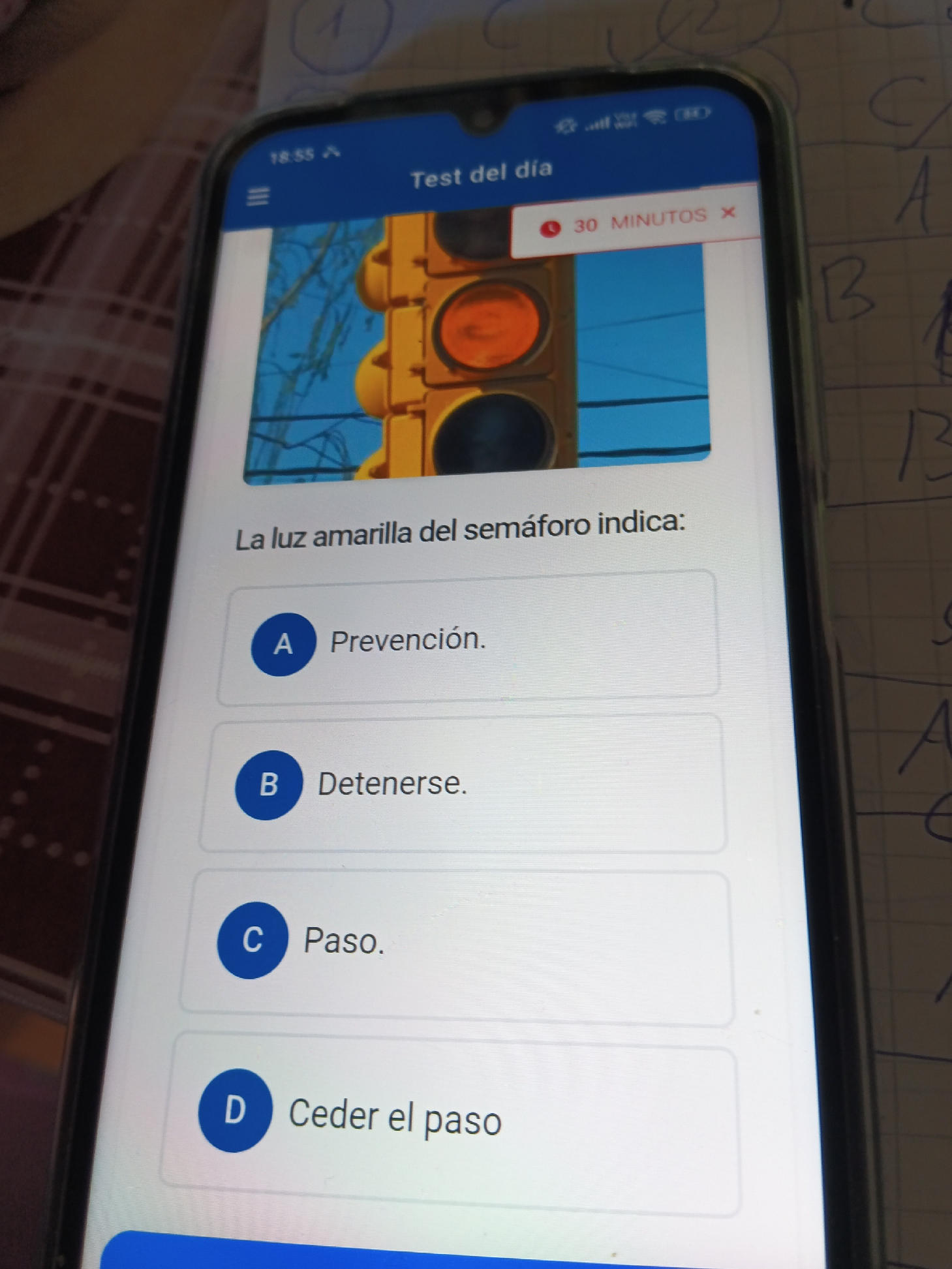 La luz amarilla del semáforo indica: A | StudyX