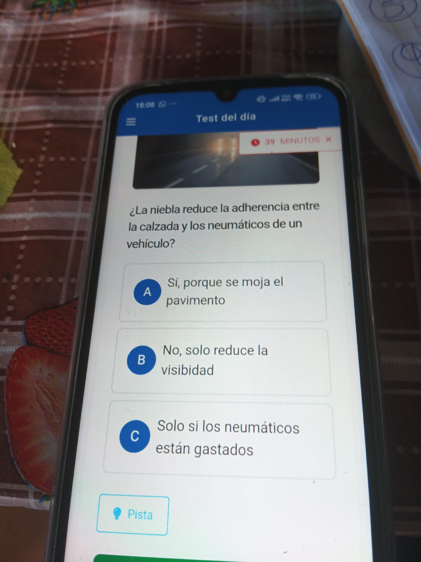 ¿La niebla reduce la adherencia entre la | StudyX