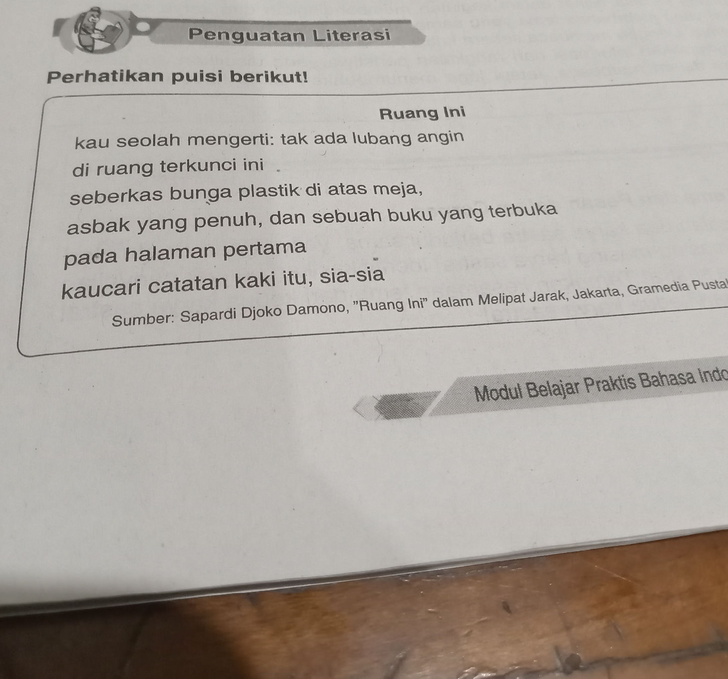 Perhatikan puisi berikut! **Ruang Ini** kau | StudyX
