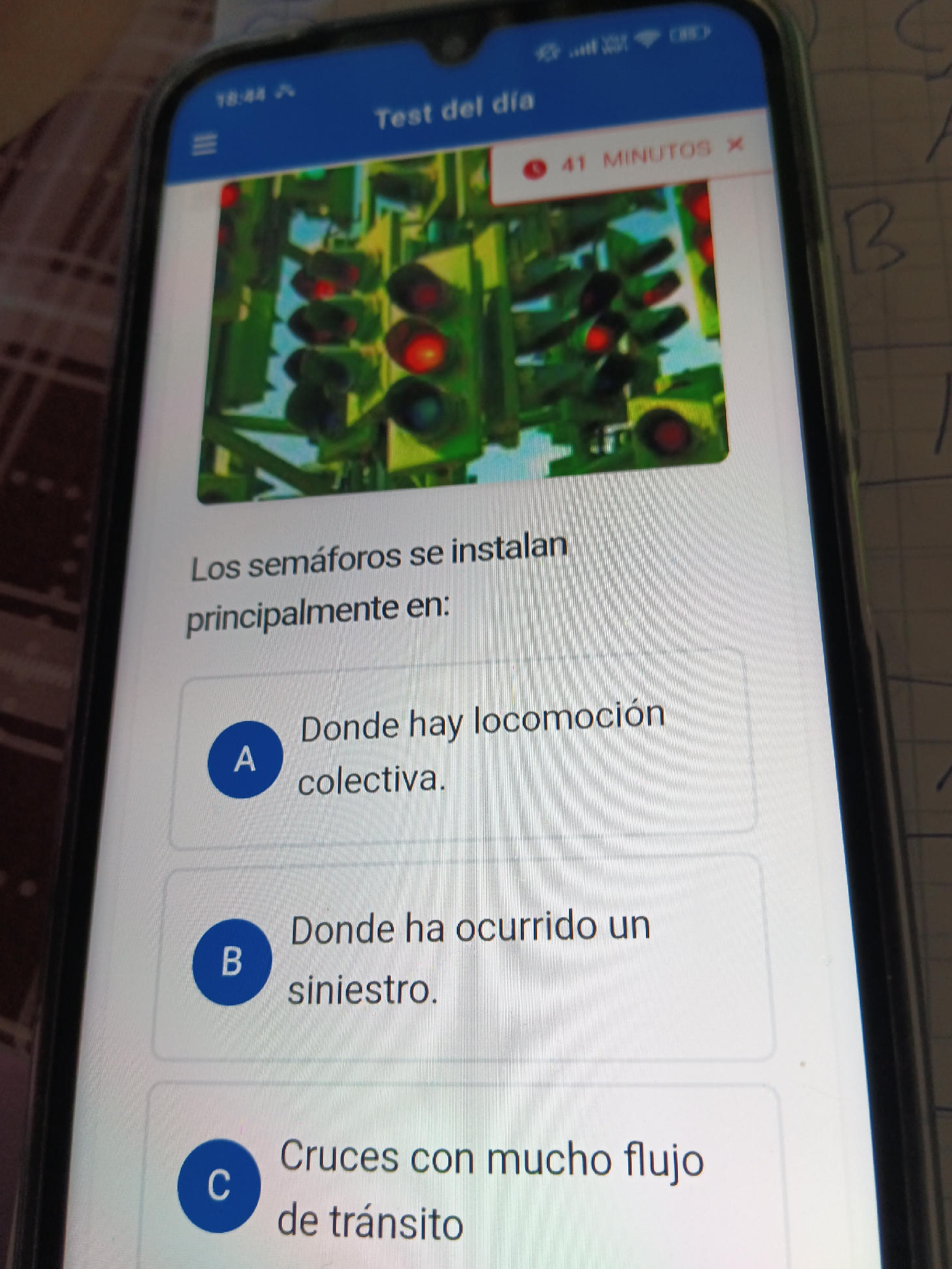 Los semáforos se instalan principalmente en: | StudyX