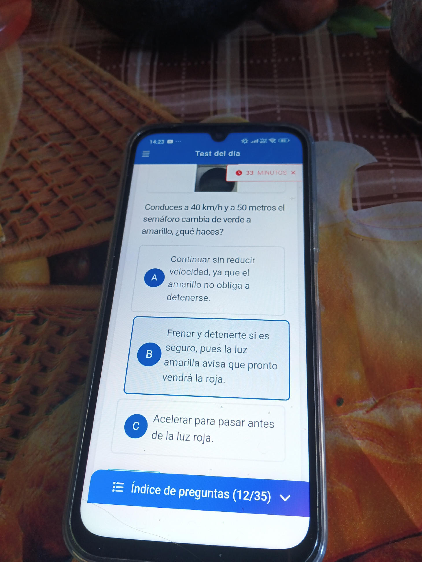 Conduces a 40 km/h y a 50 metros el semáforo | StudyX