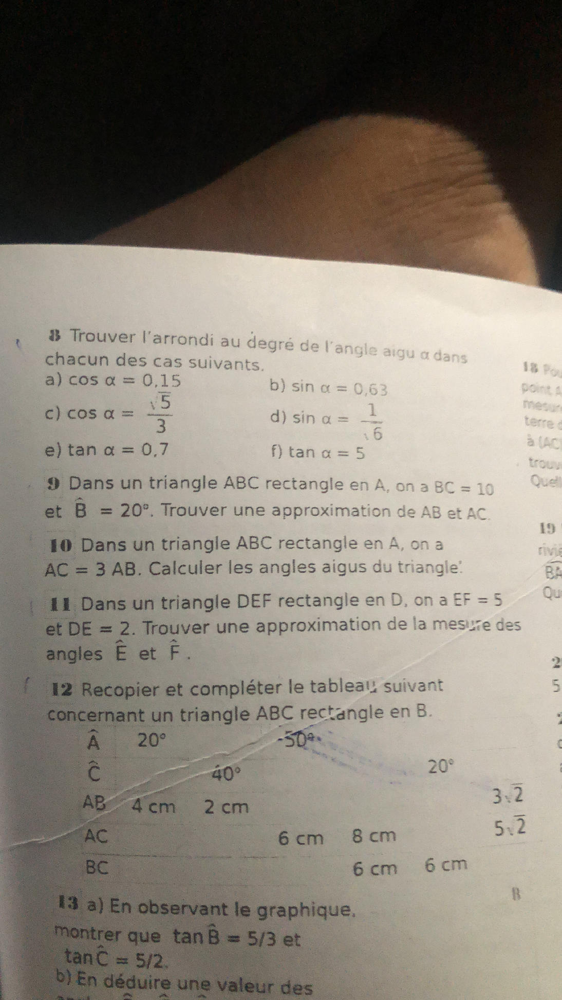 8 Trouver l'arrondi au degré de l'angle aigu | StudyX