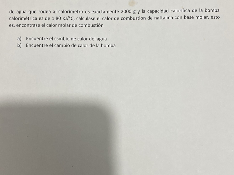de agua que rodea al calorímetro es | StudyX
