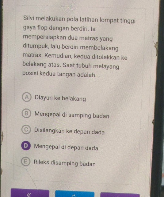 Silvi melakukan pola latihan lompat tinggi | StudyX