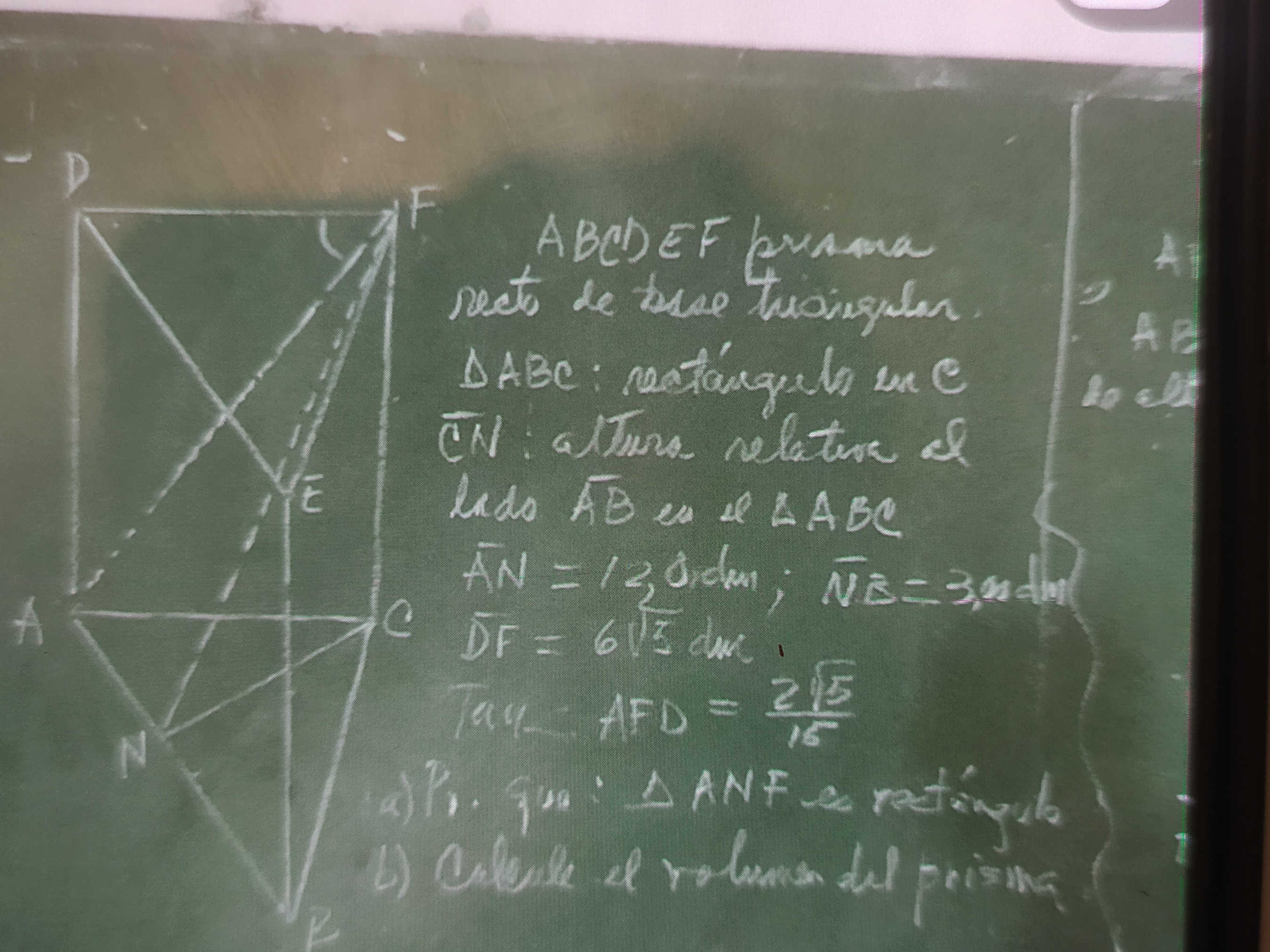 ABCDEF prisma recto de base triangular. | StudyX