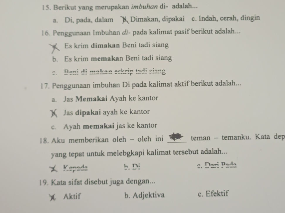 Berikut yang merupakan imbuhan di- adalah...