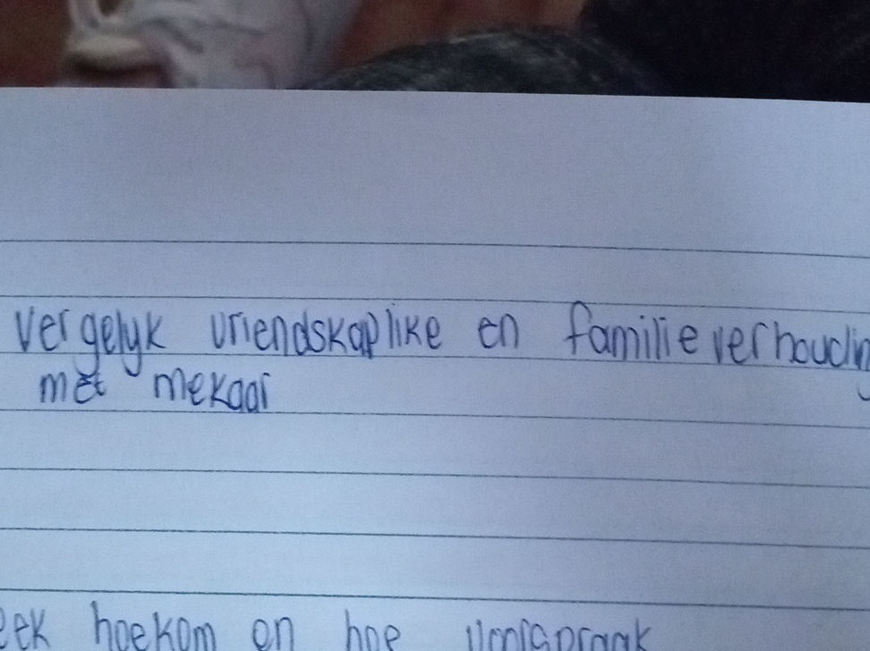 Vergelyk vriendskaplike en familie | StudyX