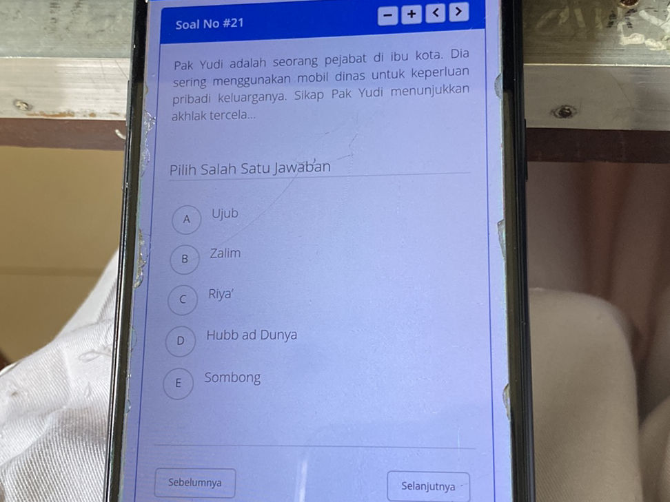 Pak Yudi adalah seorang pejabat di ibu kota. | StudyX