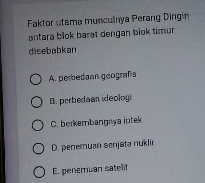 Faktor utama munculnya Perang Dingin antara | StudyX