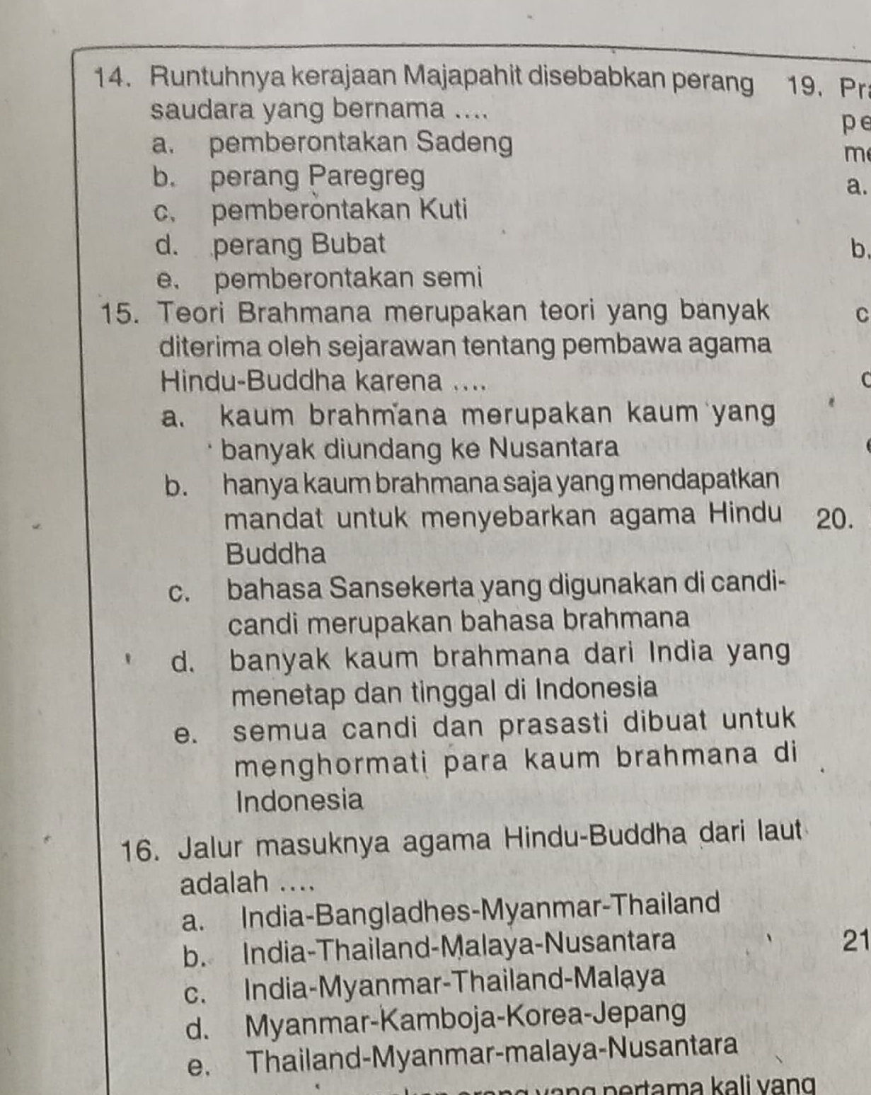 14. Runtuhnya kerajaan Majapahit disebabkan | StudyX