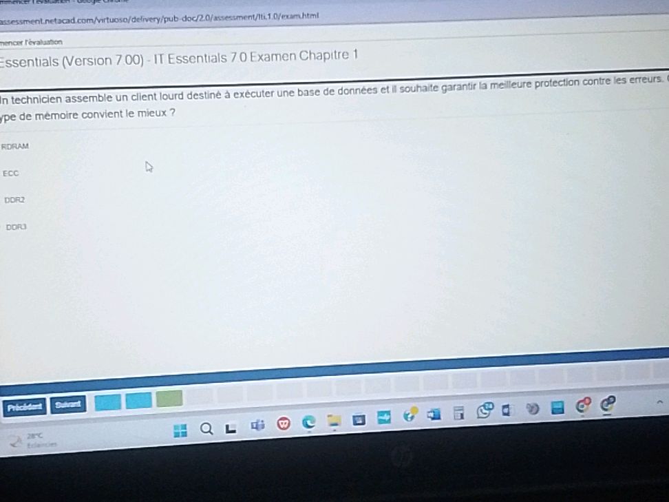 In technicien assemble un client lourd | StudyX