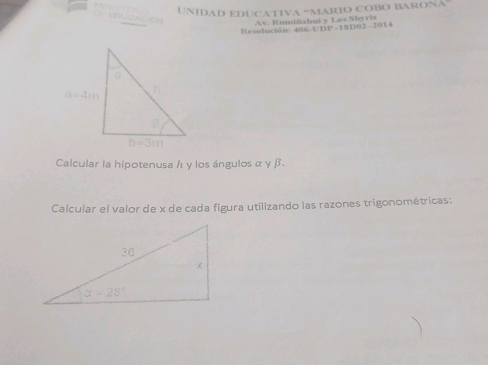 Calcular la hipotenusa $h$ y los ángulos $ $ | StudyX