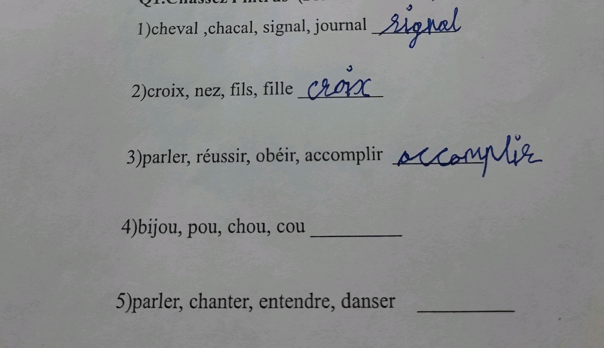 Q1.Chassez l'intrus (Find the odd one out) | StudyX