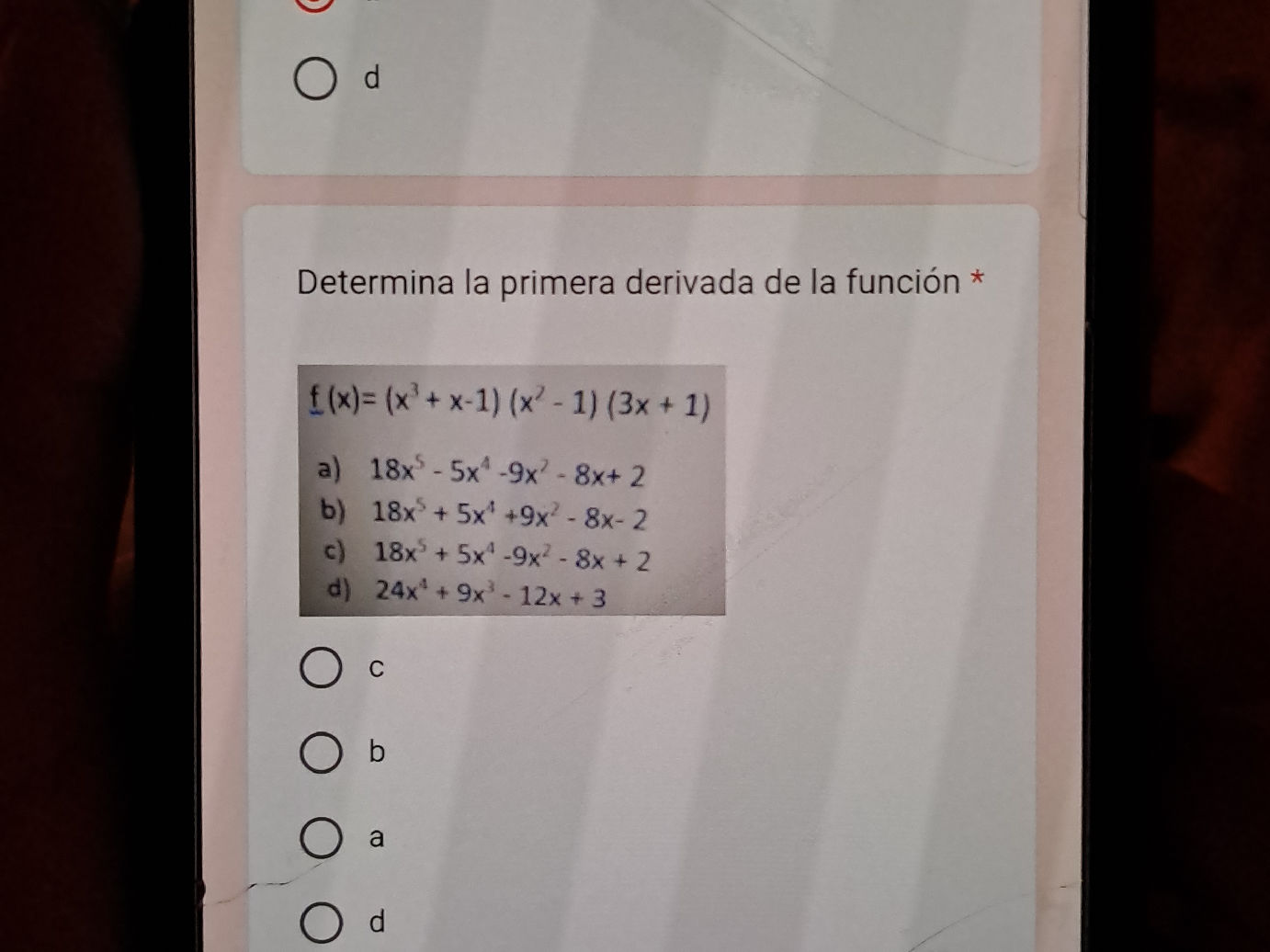 Determina la primera derivada de la función | StudyX