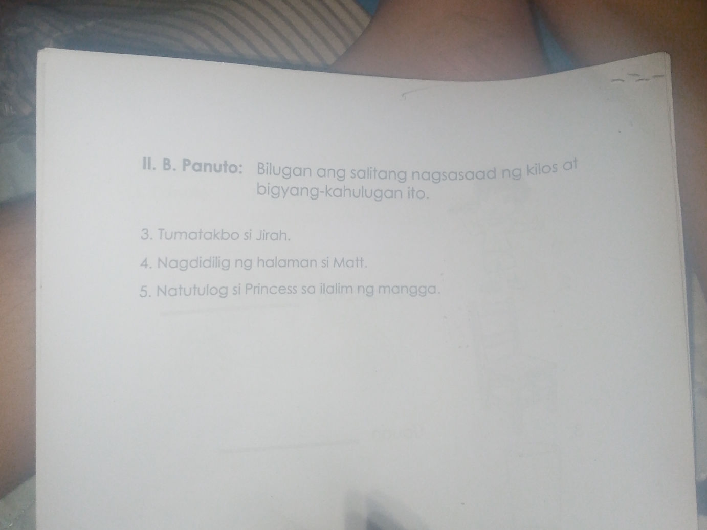 Bilugan ang salitang nagsasaad ng kilos at | StudyX