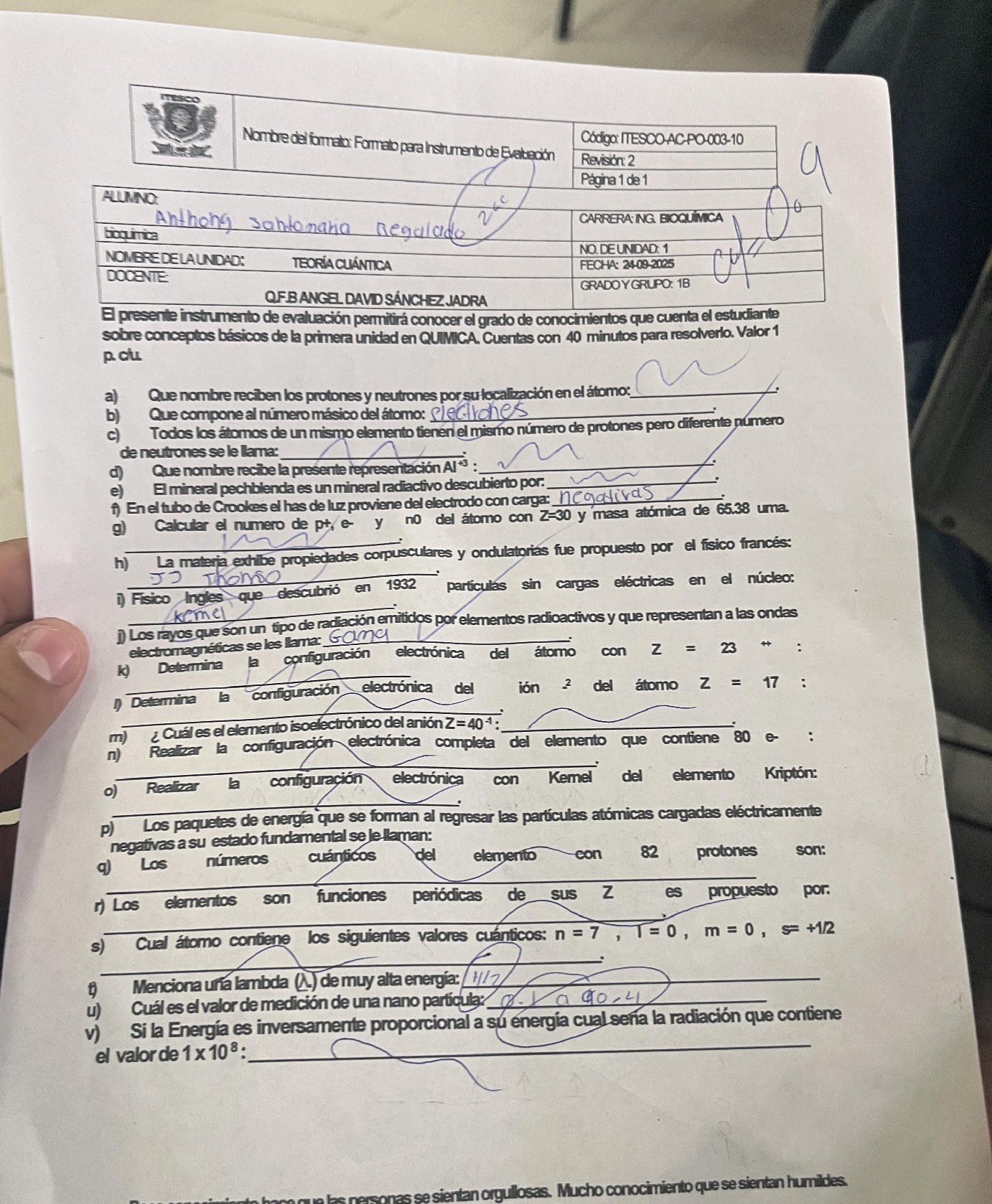 a) Que nombre reciben los protones y | StudyX