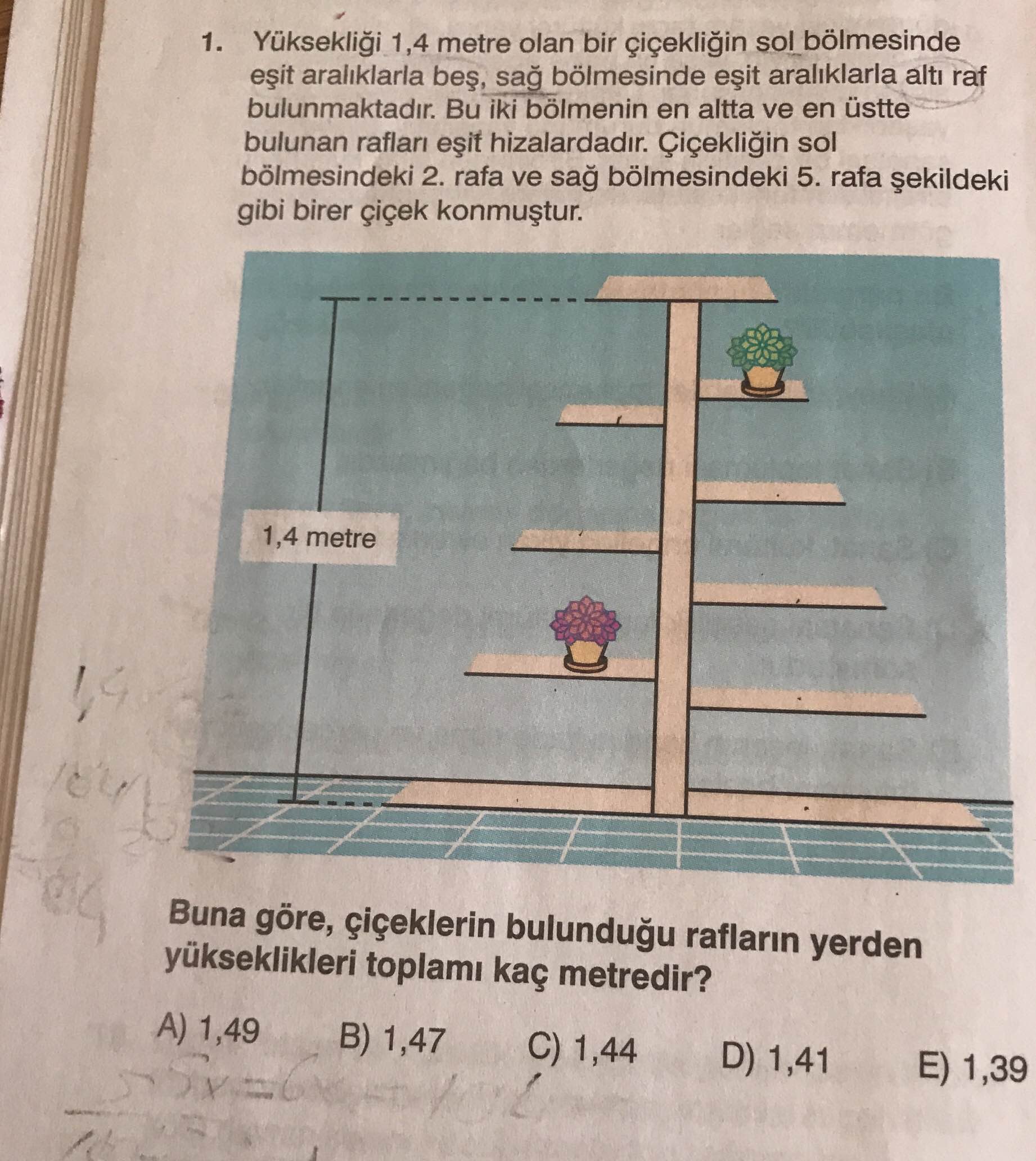 Yüksekliği 1,4 metre olan bir çiçekliğin sol | StudyX