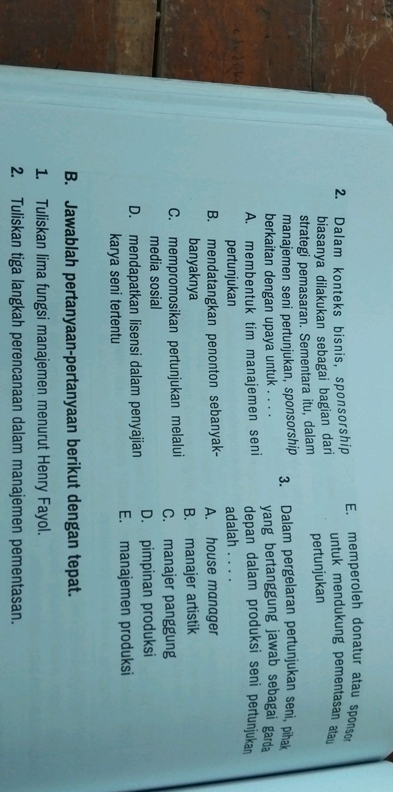 1. Tuliskan lima fungsi manajemen menurut | StudyX