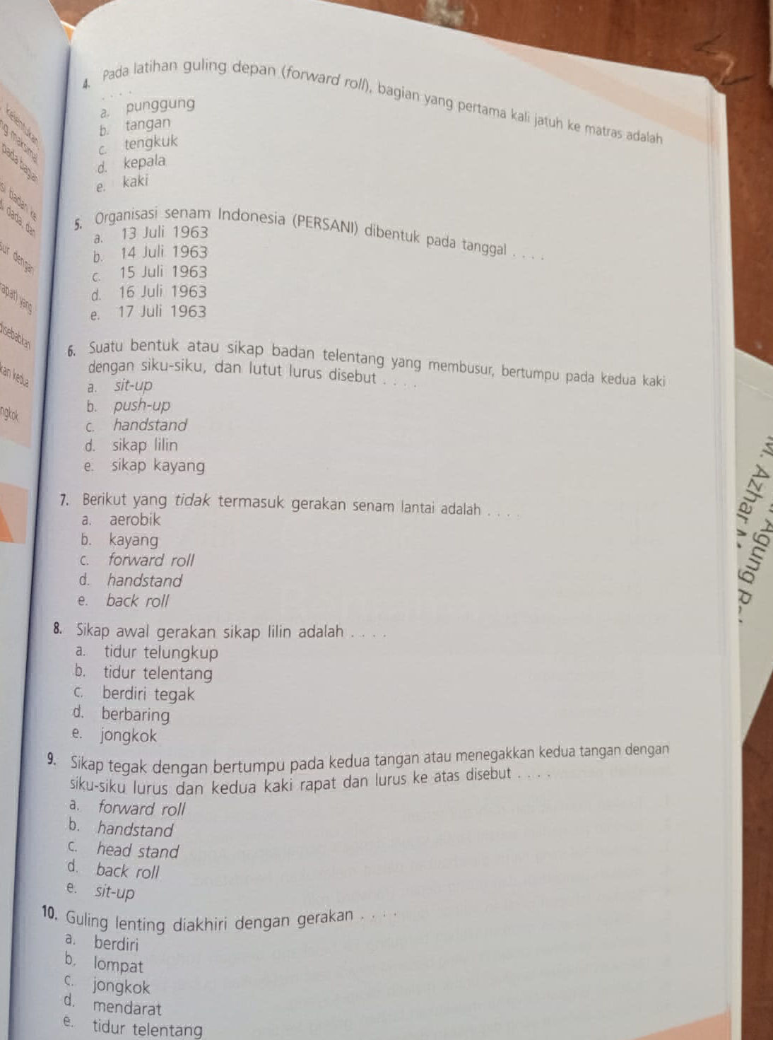 4. Pada latihan guling depan (forward roll), | StudyX