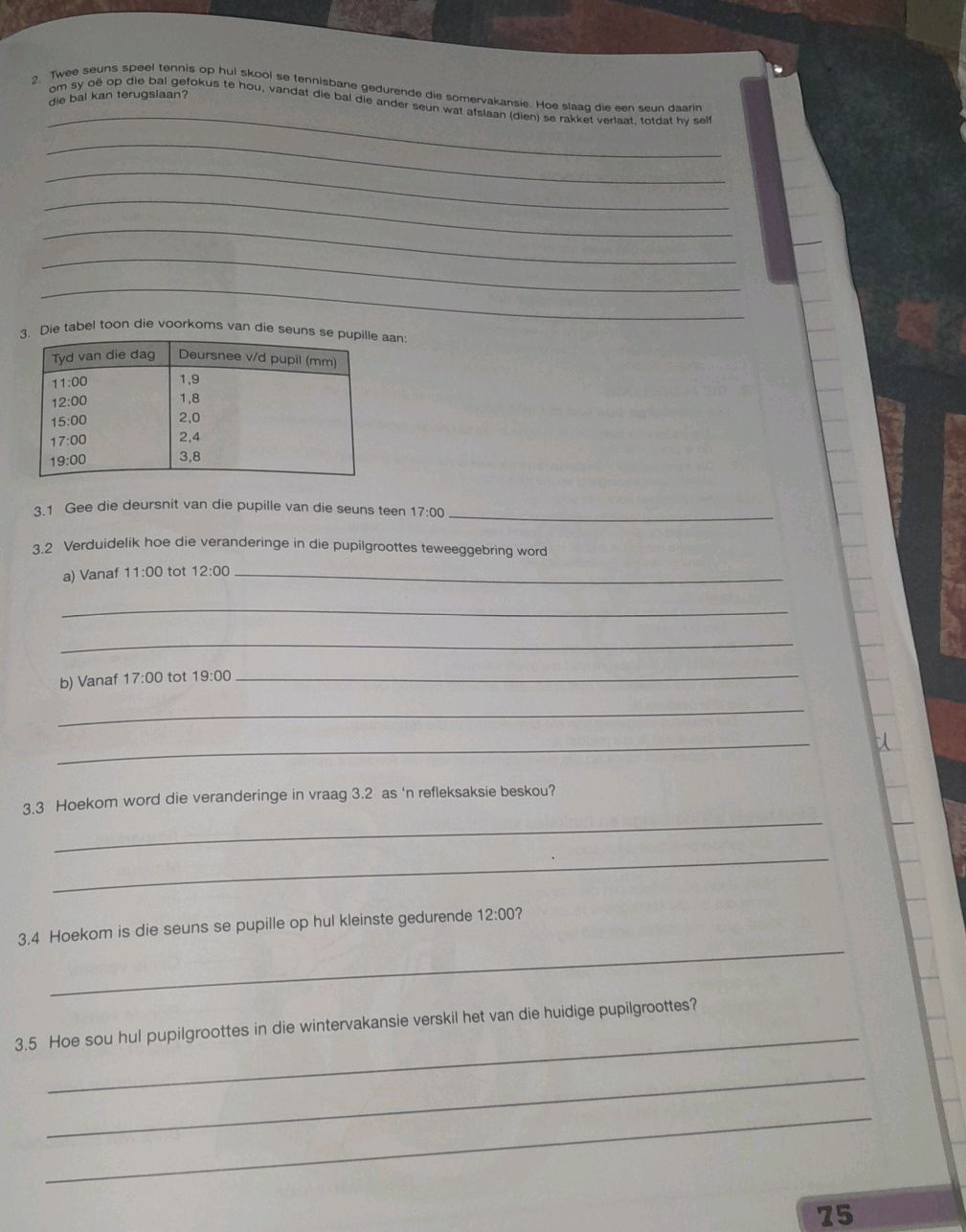 2. Twee seuns speel tennis op hul skool se | StudyX