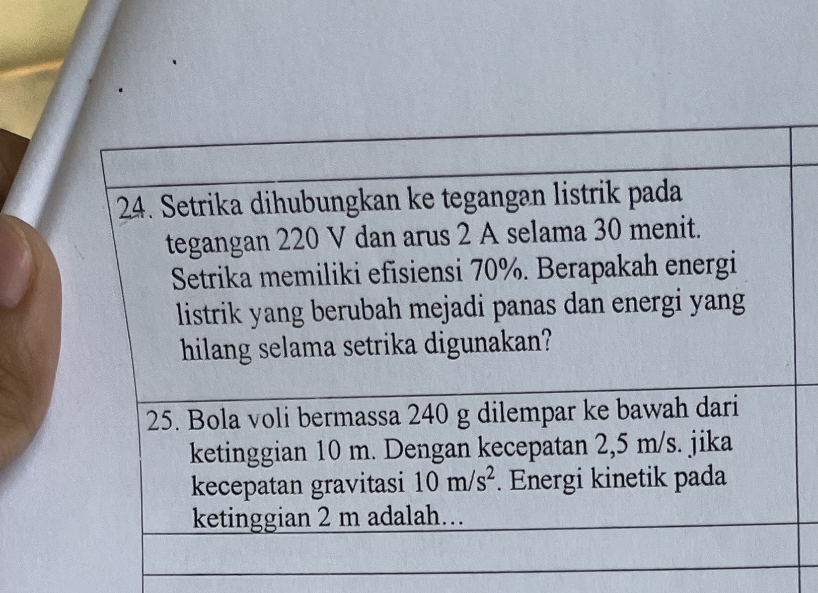 24. Setrika dihubungkan ke tegangan listrik | StudyX