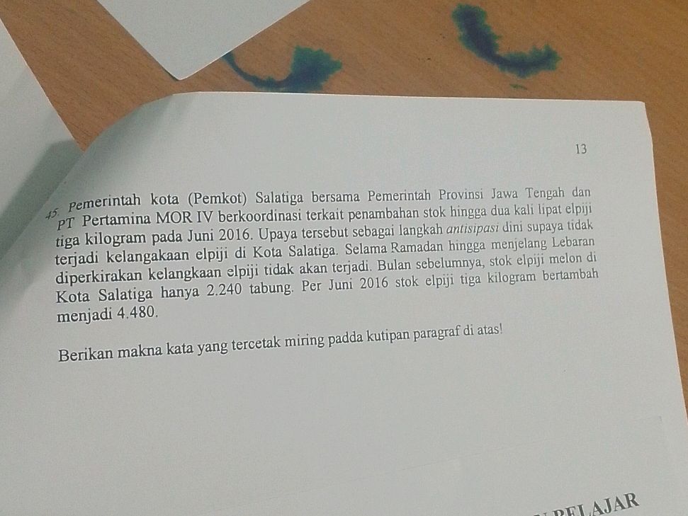 Berikan makna kata yang tercetak miring pada | StudyX