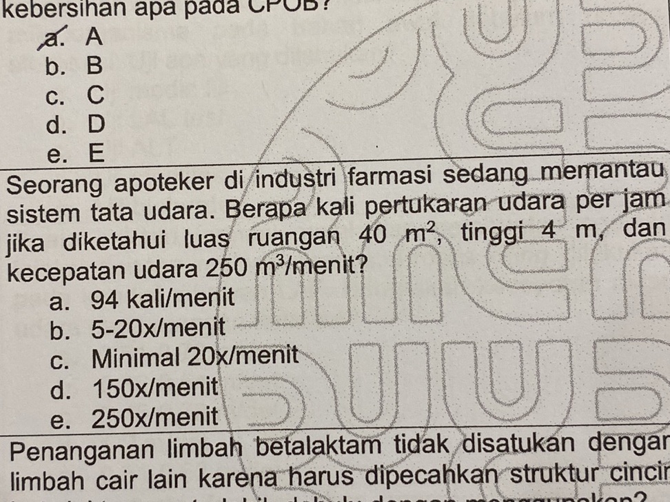 Seorang apoteker di industri farmasi sedang | StudyX