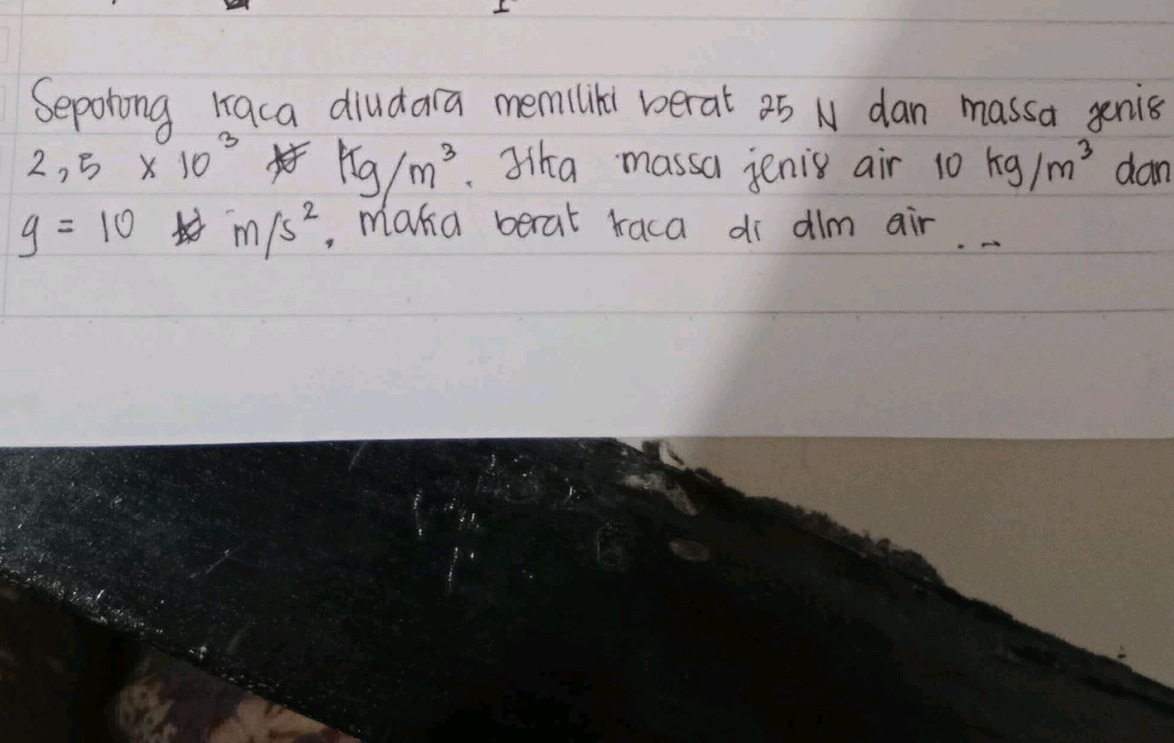 Sepotong 3 aca diudara memiliki berat 25 N